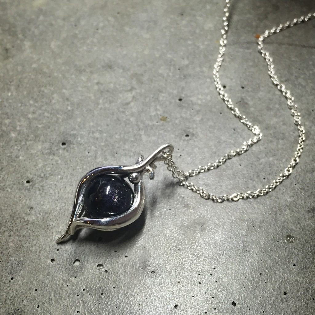 Eye of Iolite Pendant in sterling silver – INTENEBRIS